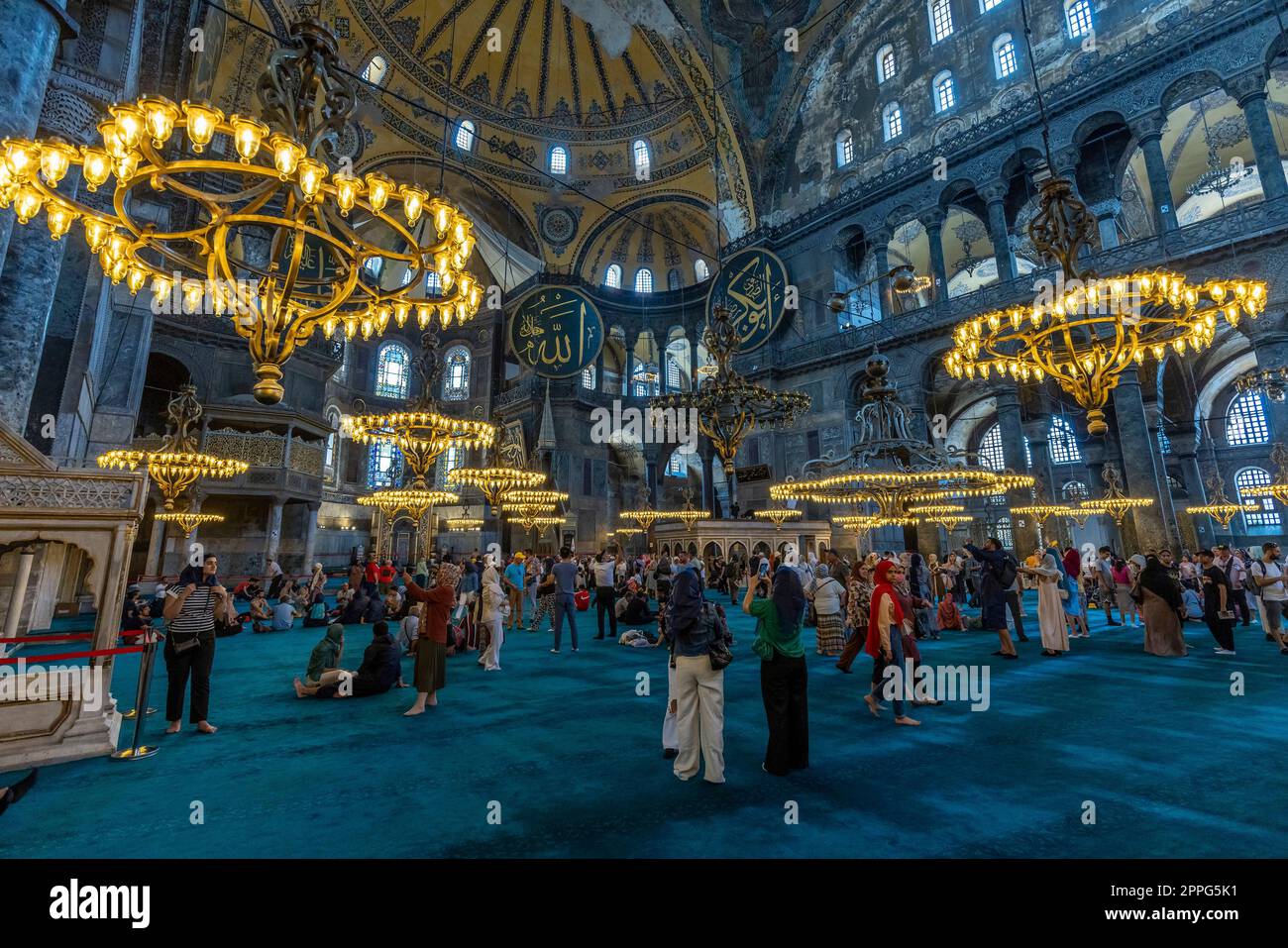 tourists visit the hagia sophia mosque Stock Photo - Alamy