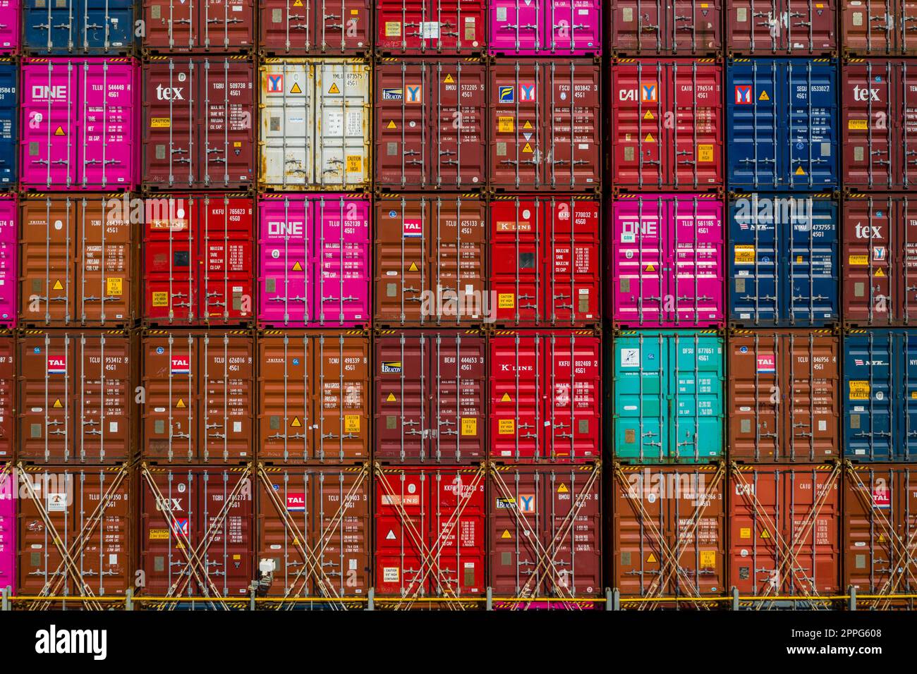 Containers in seaport hi-res stock photography and images - Alamy