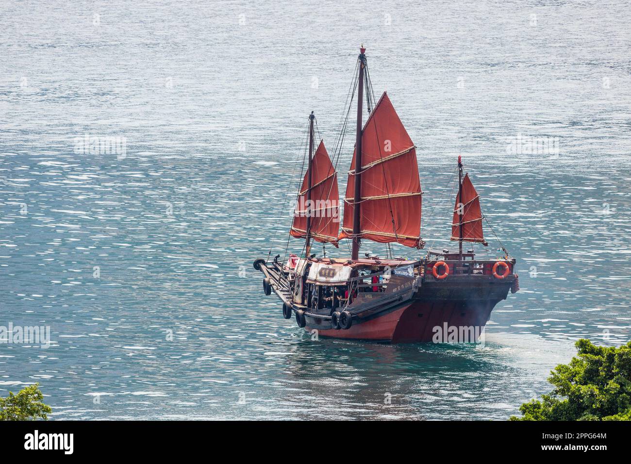 Red sail junk on victoria harbor Stock Photo - Alamy