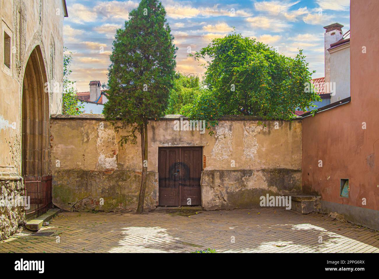 Old backyard hi-res stock photography and images - Alamy