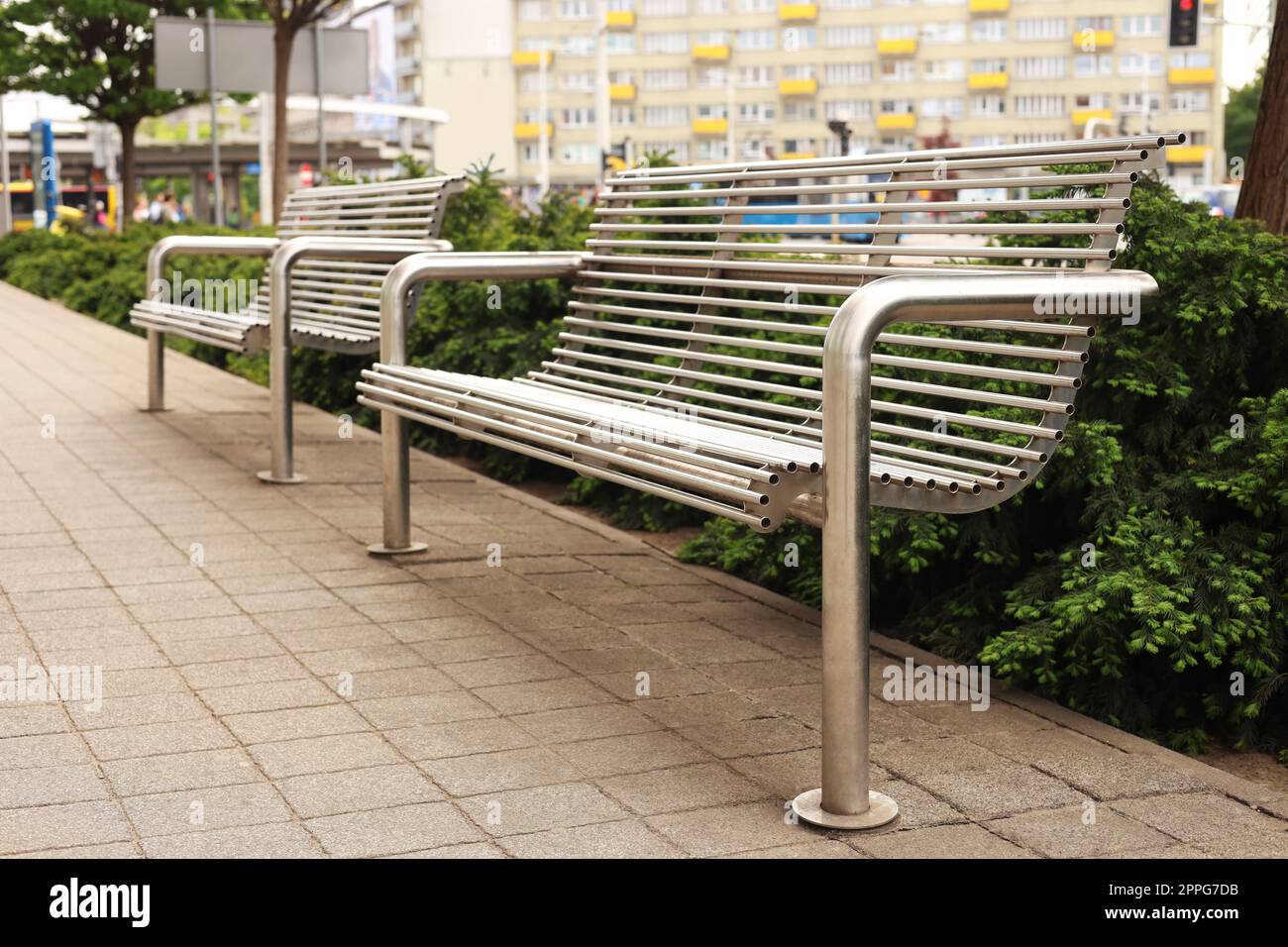 Metal benches hi-res stock photography and images - Alamy