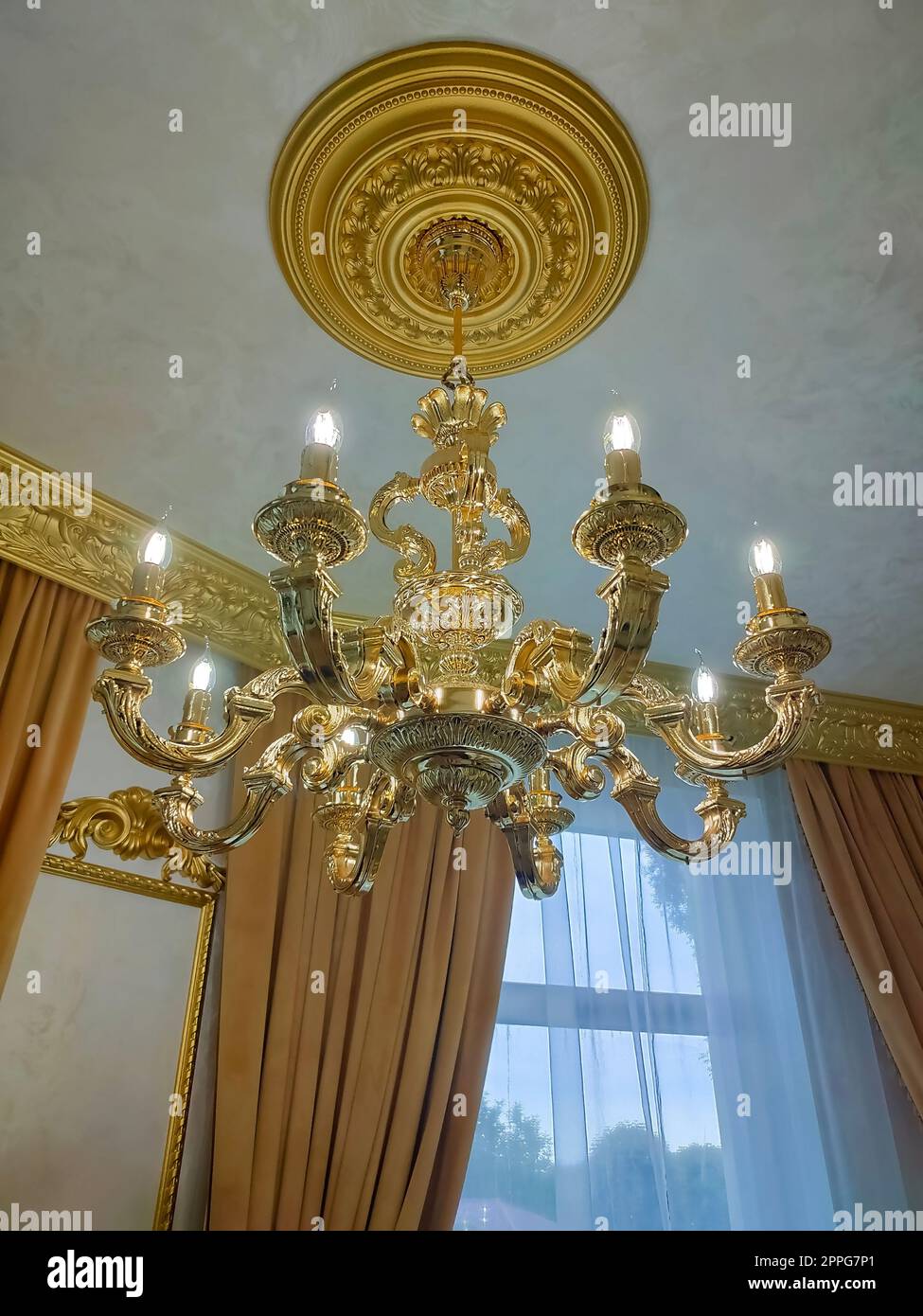 Abstract view chandelier from below hi-res stock photography and images ...