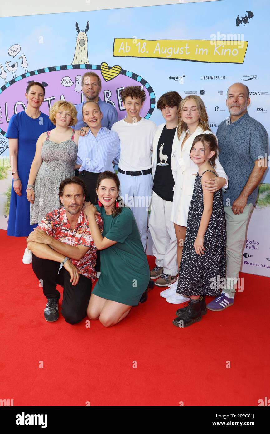 Cast with Timothy Scannell,Levi Kazmaier,Laila Ziegler,Sonja Ewers ...