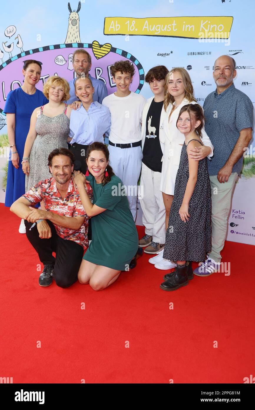 Cast with Timothy Scannell,Levi Kazmaier,Laila Ziegler,Sonja Ewers ...