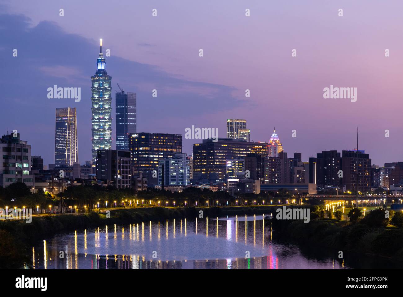Taipei sunset 2022 hi-res stock photography and images - Alamy