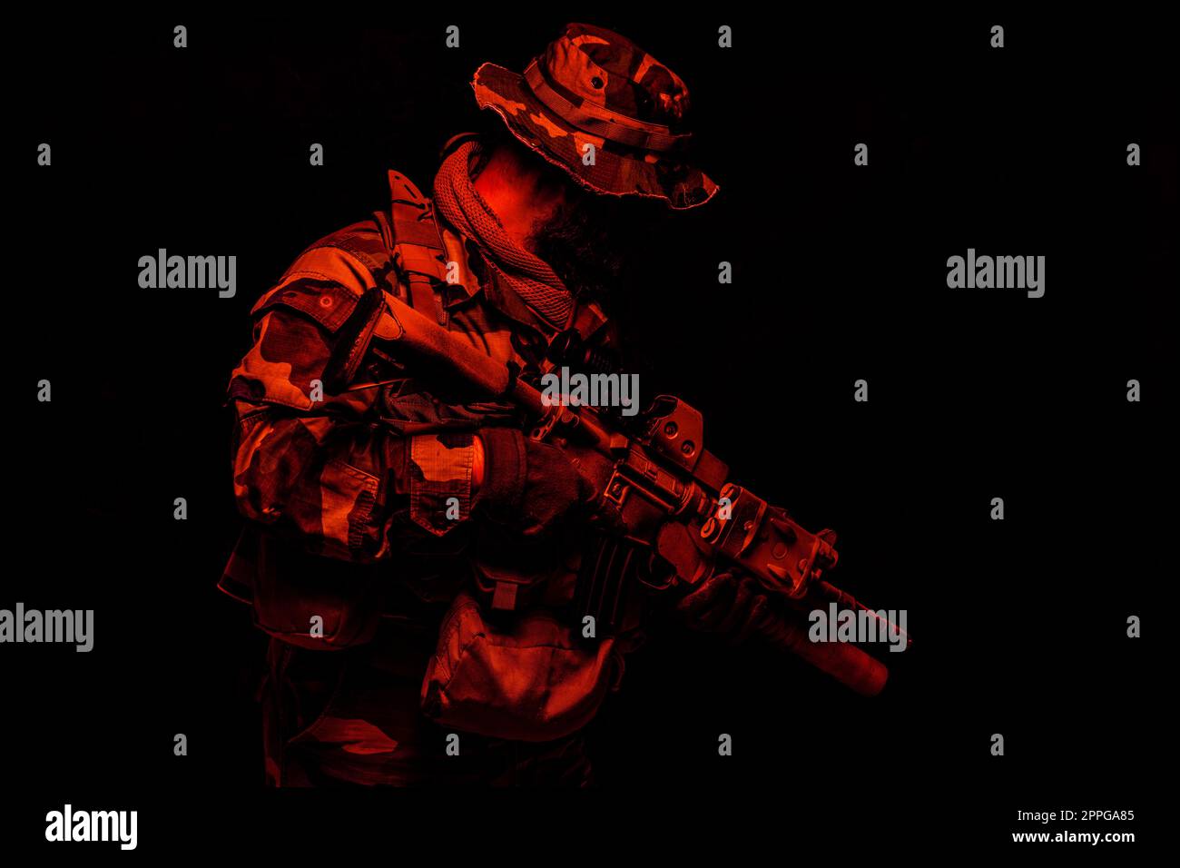 Commando soldier in battle ammunition, armed rifle Stock Photo - Alamy