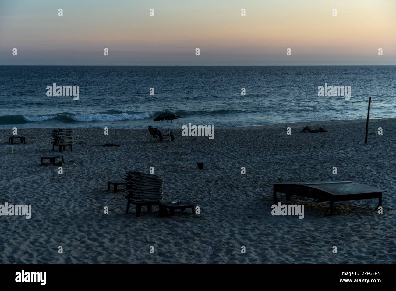 Colorful cloudy sunset beach hi-res stock photography and images - Alamy