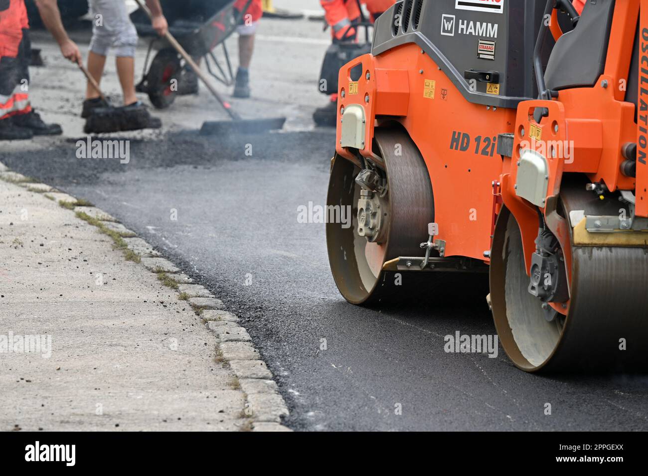 Construction road workers asphalt hi-res stock photography and images ...