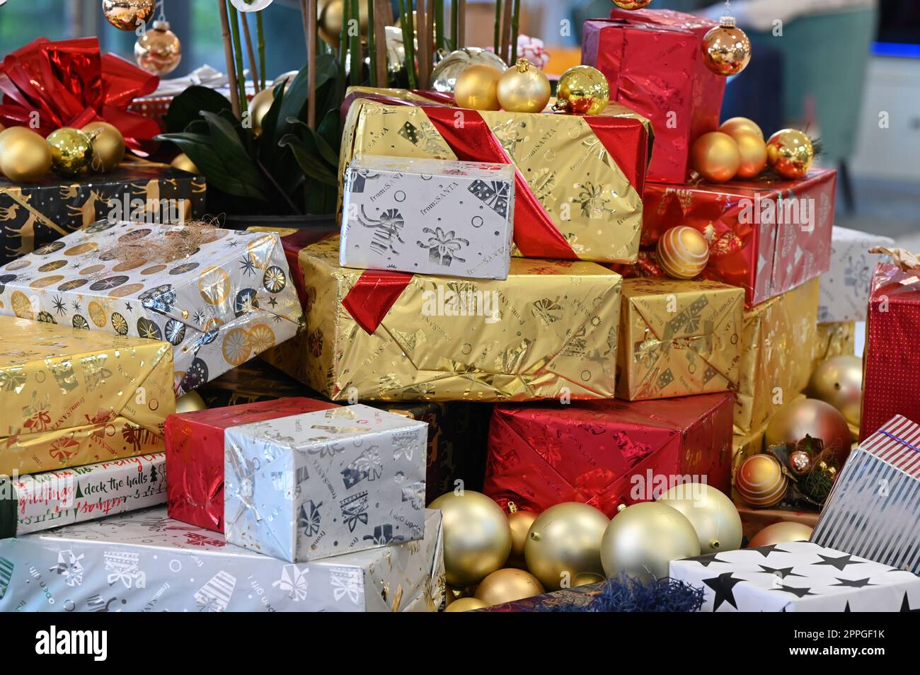 Christmas parcels and Christmas decorations on a table Stock Photo - Alamy