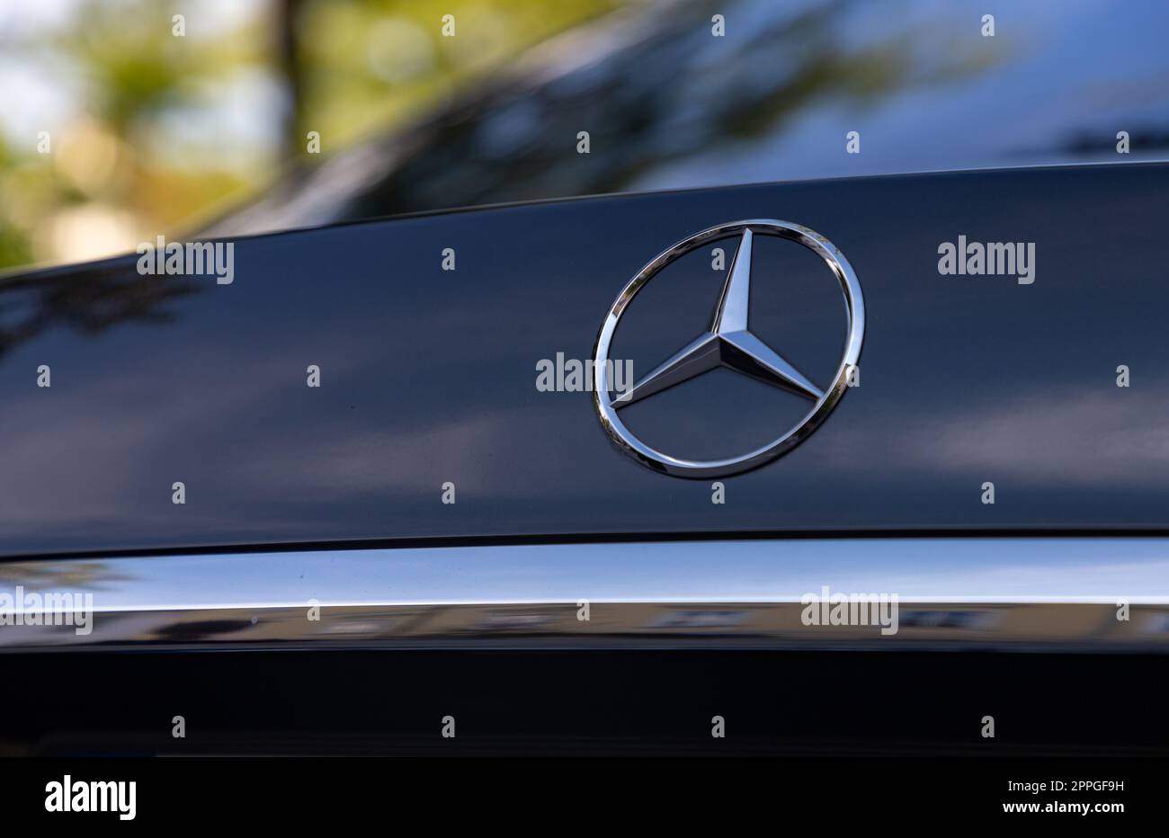 Iconic mercedes logo hi-res stock photography and images - Alamy