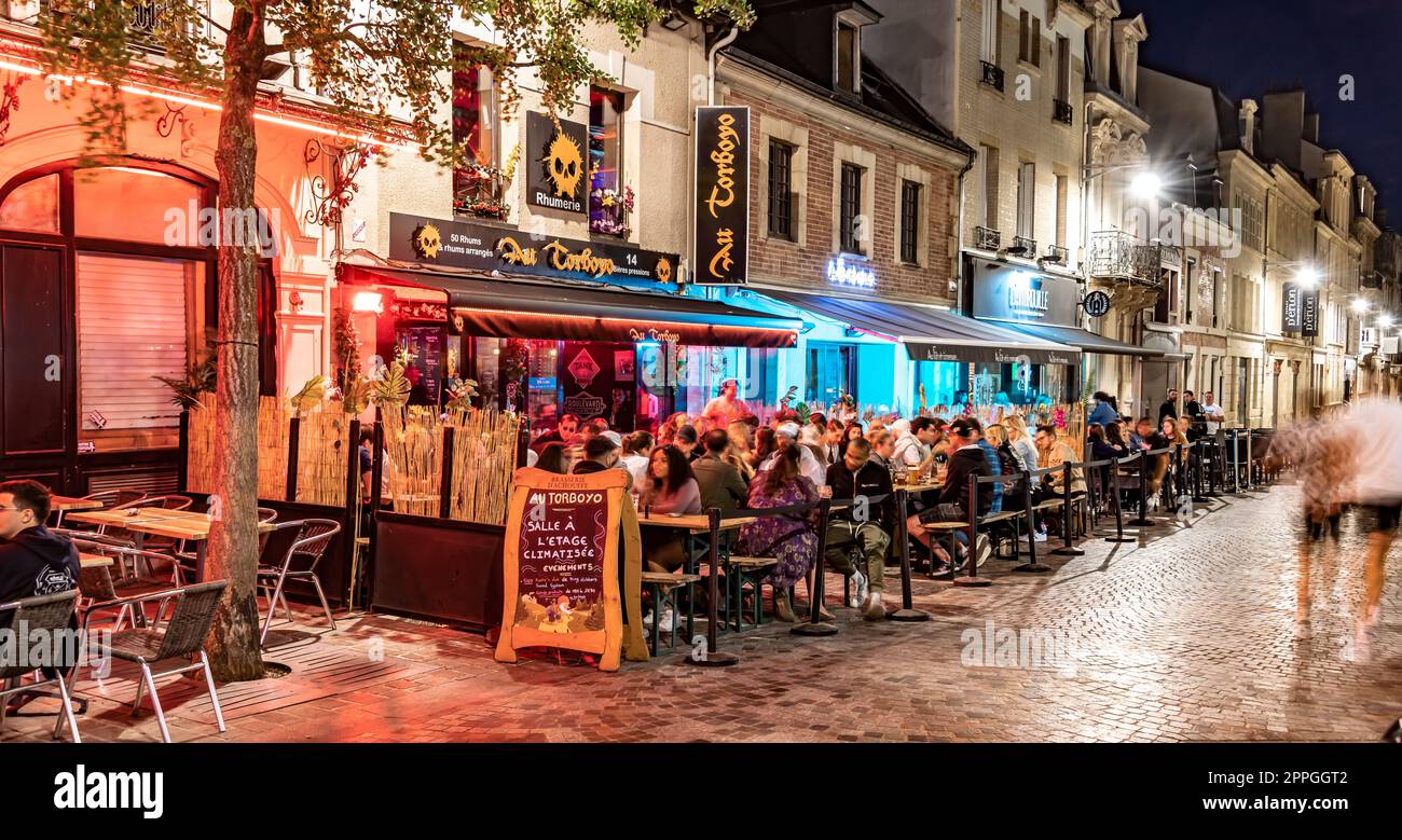 Restaurants street night france hi-res stock photography and images - Alamy