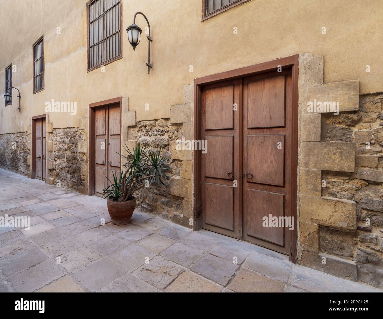 Row of doors hi-res stock photography and images - Alamy