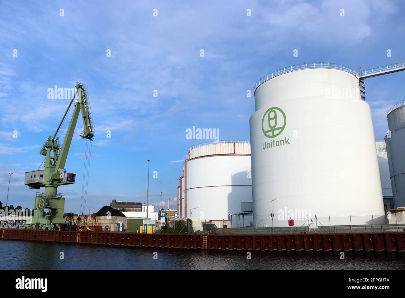 Unitank HeizÃ¶l-Tanklager im berliner Westhafen Stock Photo - Alamy
