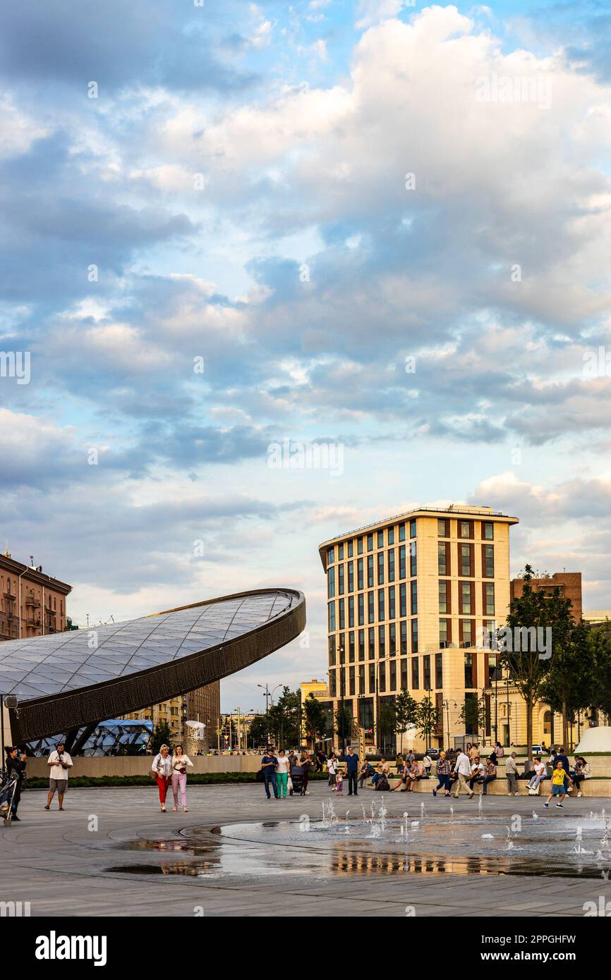 people near water fountain on Paveletskaya square Stock Photo - Alamy