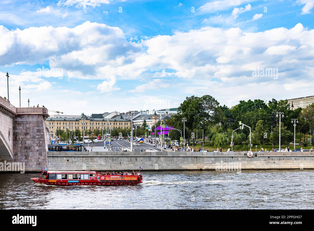 Moskva river with sightseeing boat in Moscow city Stock Photo - Alamy
