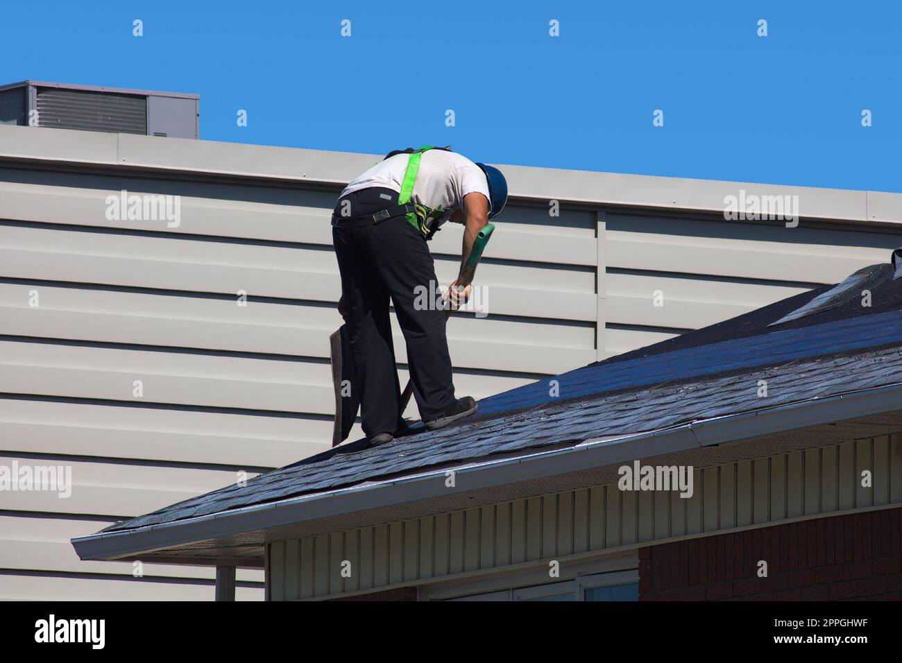 Worker fixing roof construction hi-res stock photography and images - Alamy