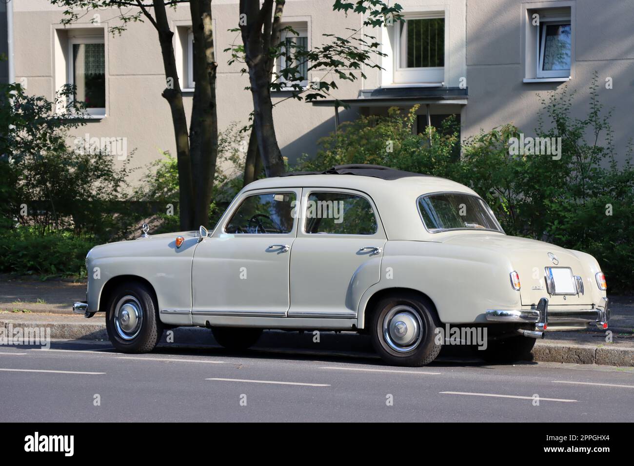 Oldtimer Mercedes-Benz W 120 Ponton Stock Photo - Alamy