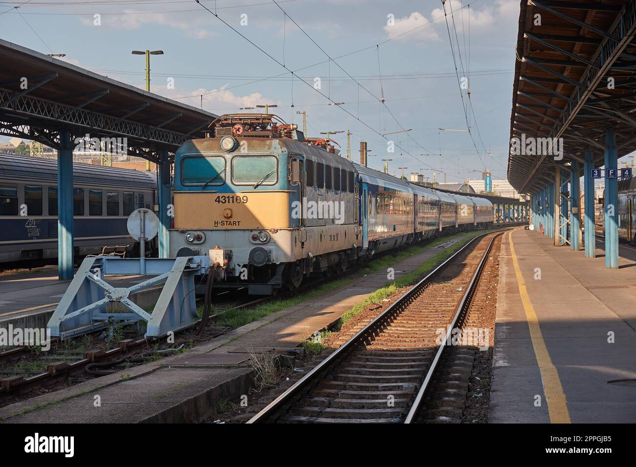 Keleti eastern railway station hi-res stock photography and images - Alamy