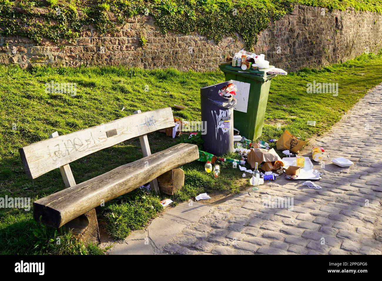 Full dustbin hi-res stock photography and images - Alamy