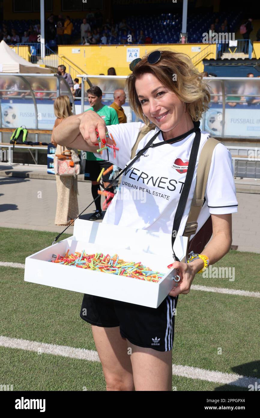 Julia Stinshoff, Kicken mit Herz der Charity Kick zu Gunsten des ...