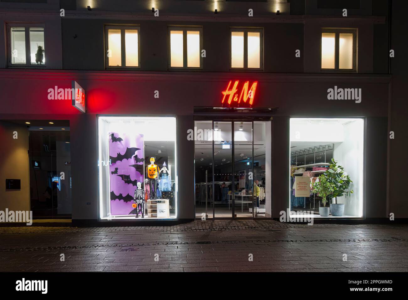 H brand logo hi-res stock photography and images - Alamy