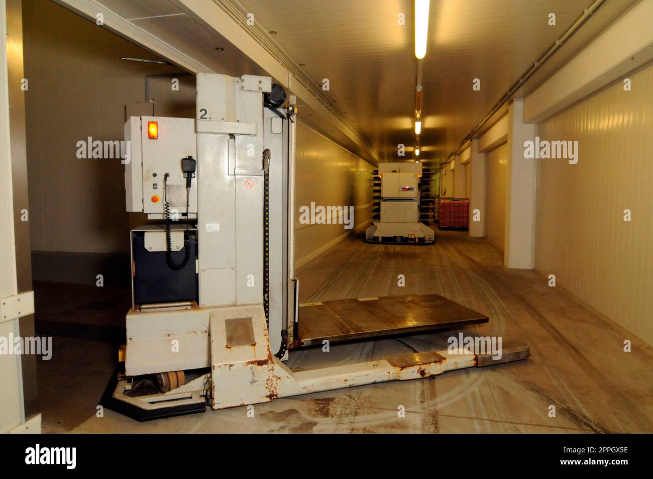 Human storage hi-res stock photography and images - Alamy