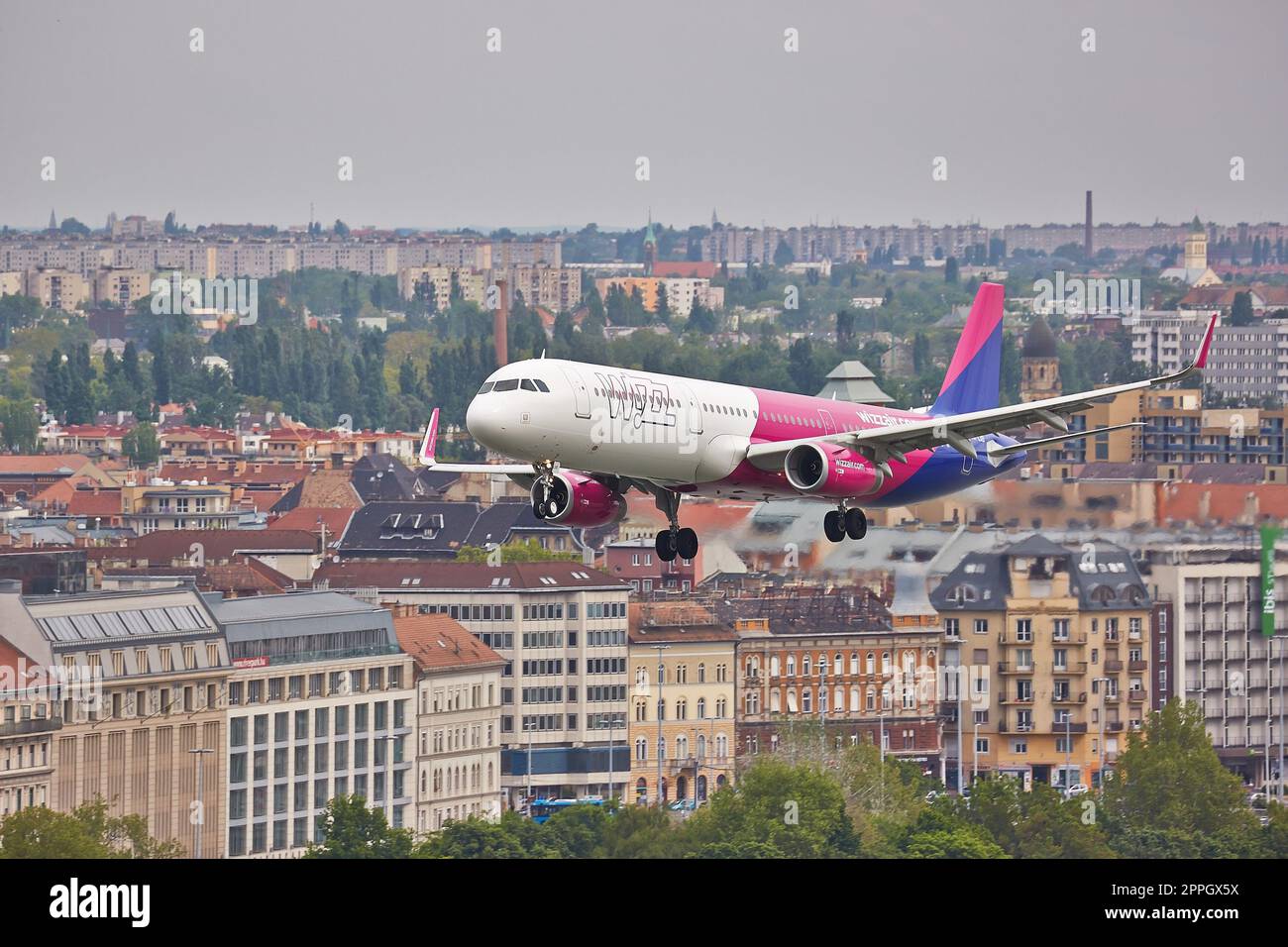 Airbus a321 airliner jet hi-res stock photography and images - Alamy