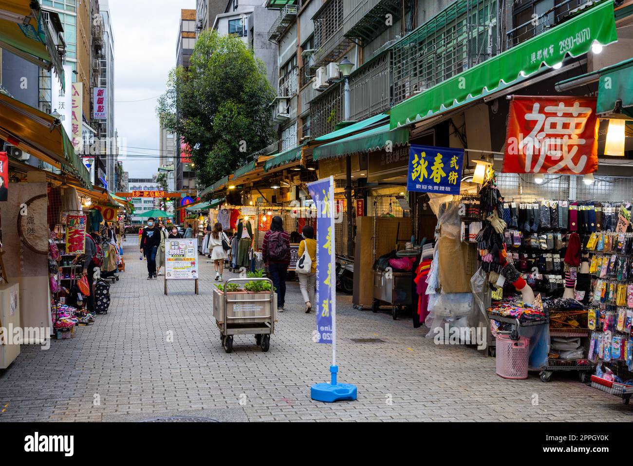 Taipei shopping district hi-res stock photography and images - Alamy