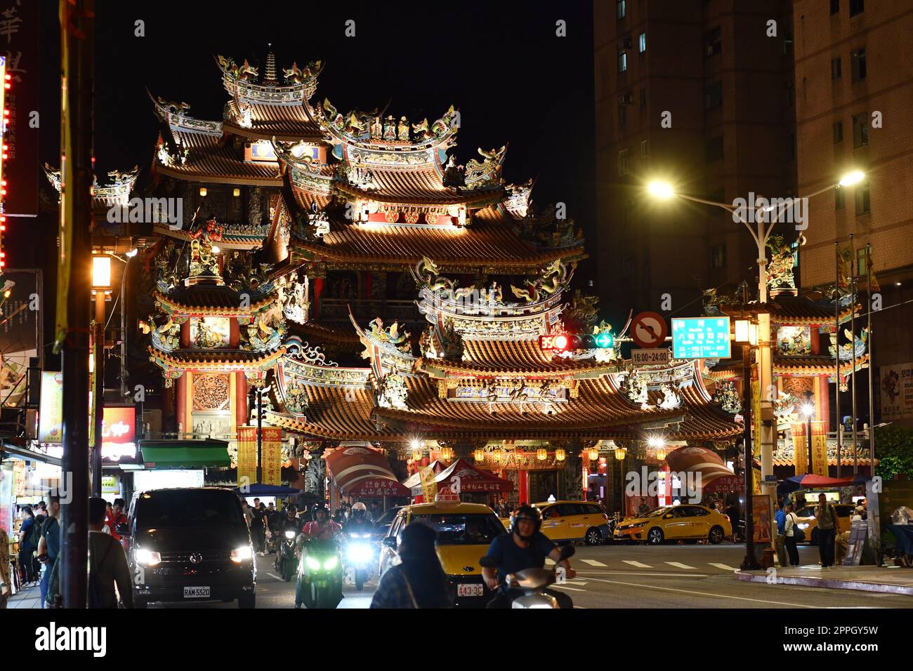 Songshan Ciyou Temple at night in Taipei, Taiwan Stock Photo - Alamy