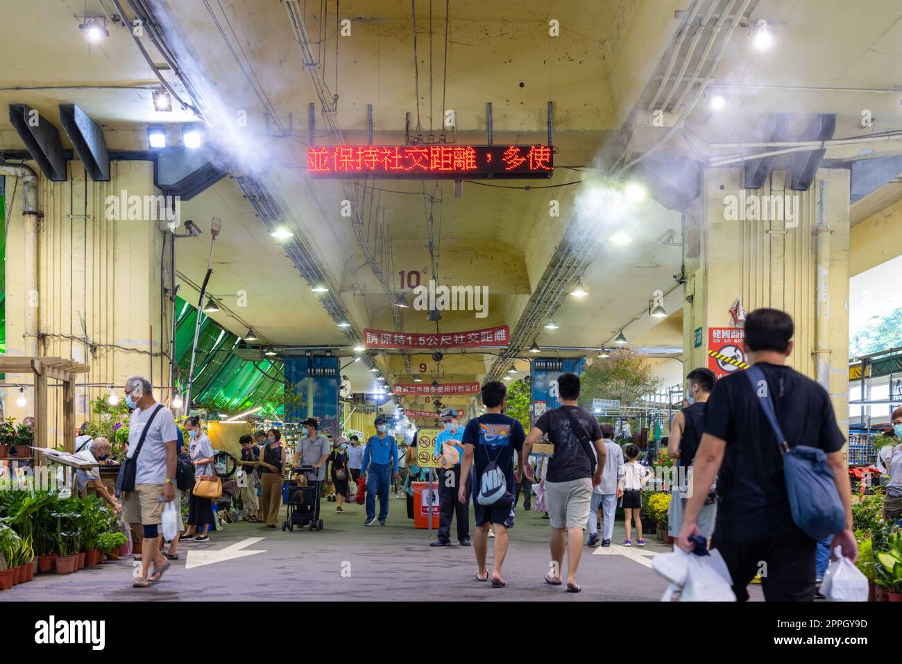 Taipei, Taiwan 07 August 2022: Jianguo holiday flower market in Taipei ...