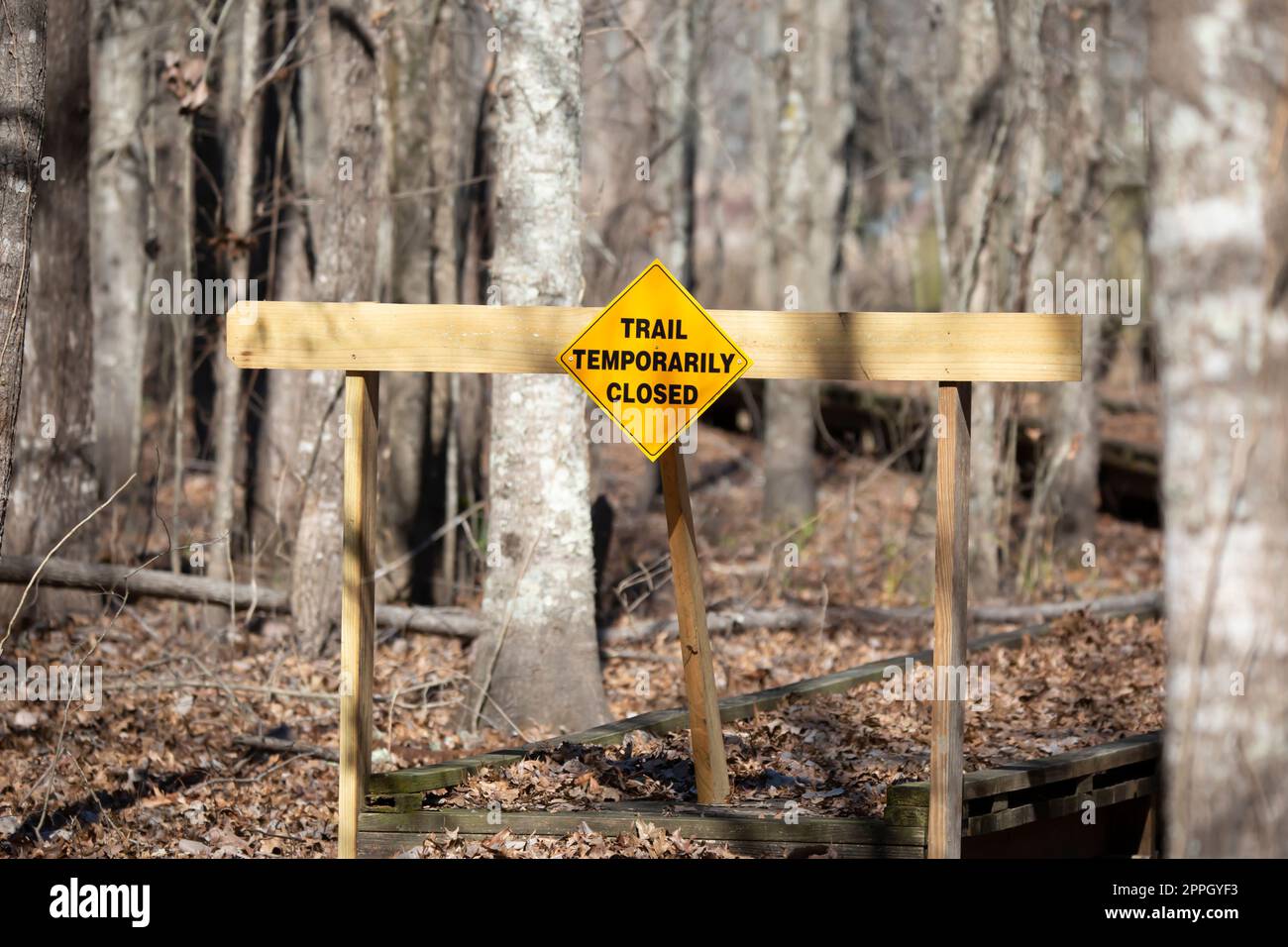 Trail closed sign hi-res stock photography and images - Alamy