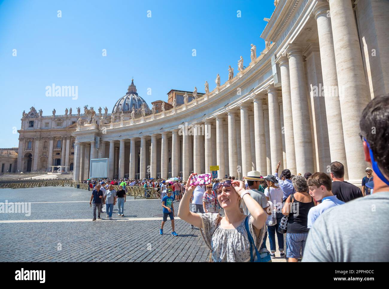 Mass-tourism waiting for entry Stock Photo - Alamy
