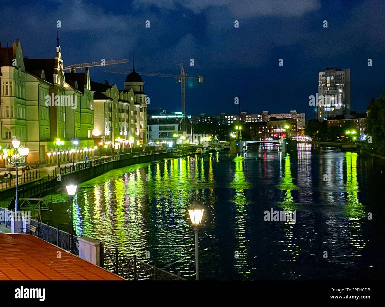 Night time view cafe hi-res stock photography and images - Alamy