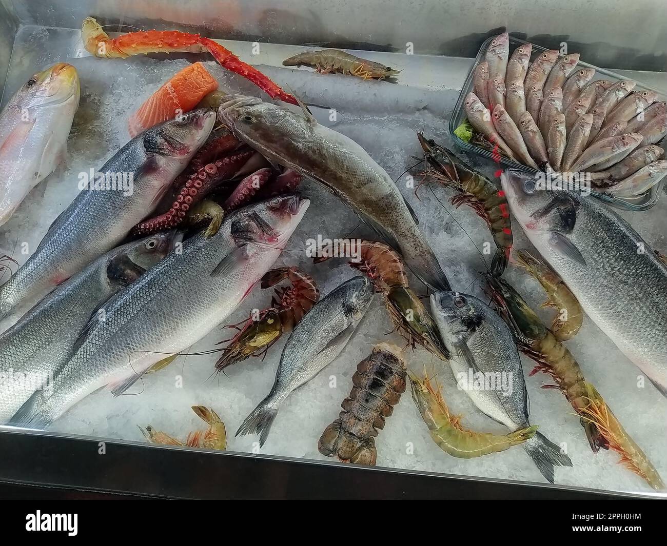 Selling fresh fish at the Market Stock Photo - Alamy