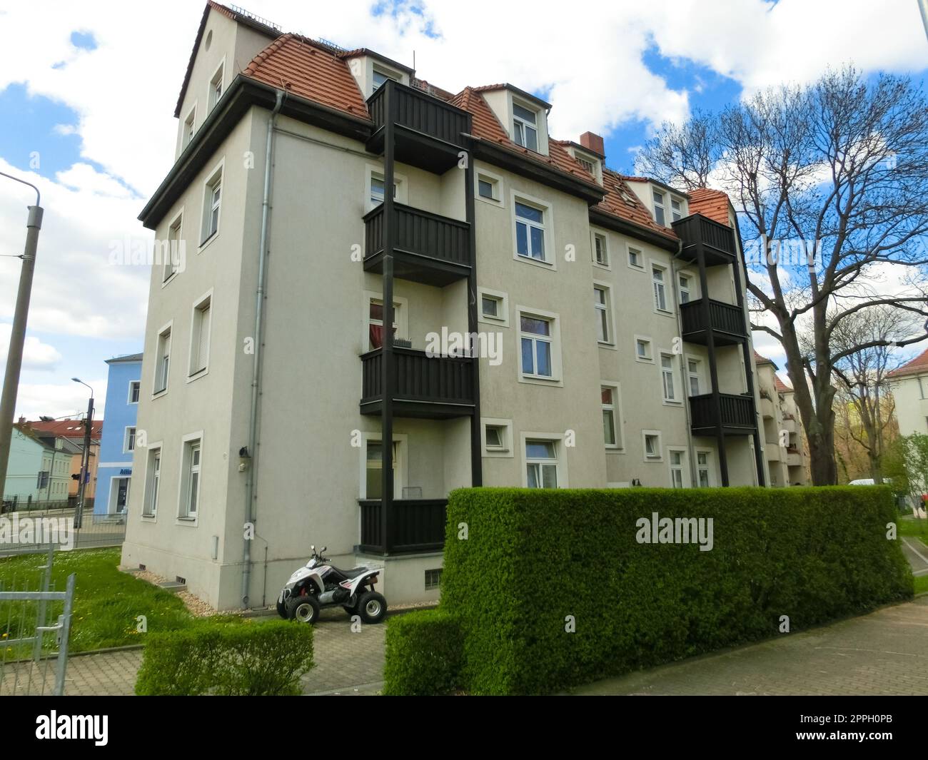 Luxury residential building exterior hi-res stock photography and ...