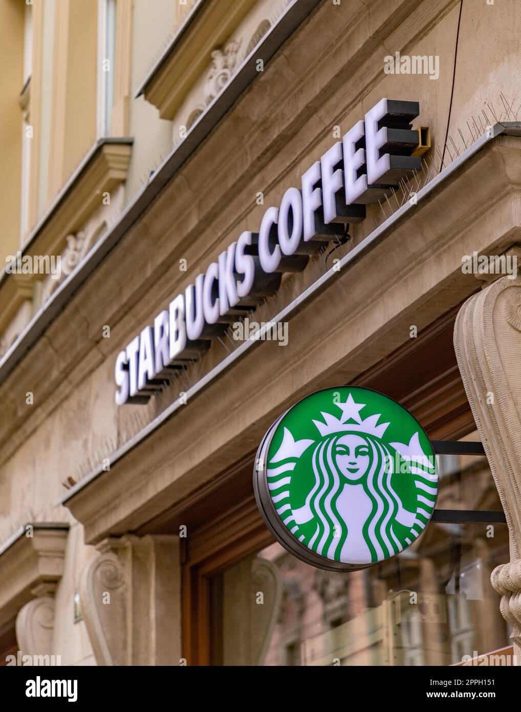 Starbucks coffee facade hi-res stock photography and images - Alamy