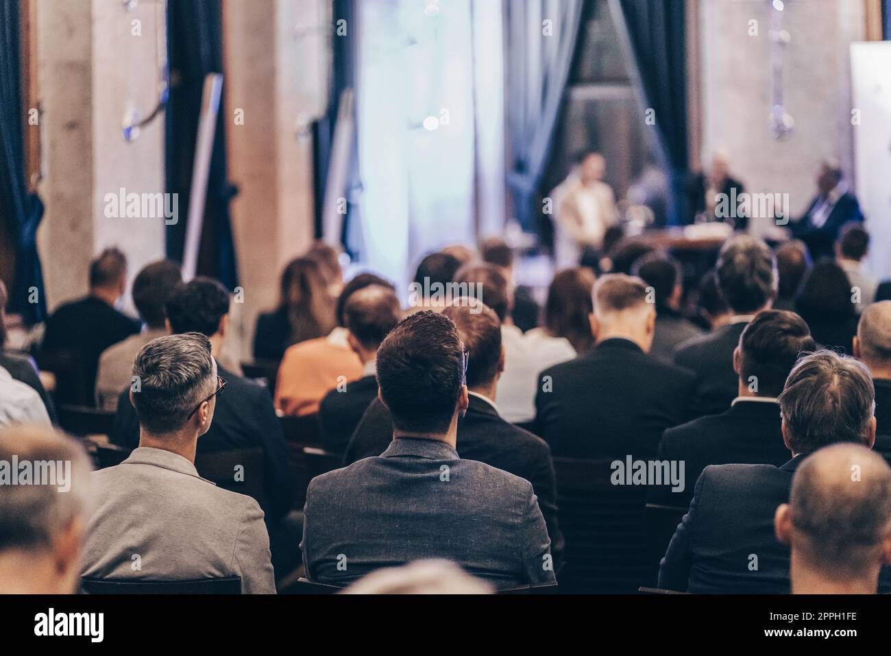 Round table discussion at business conference event Stock Photo - Alamy