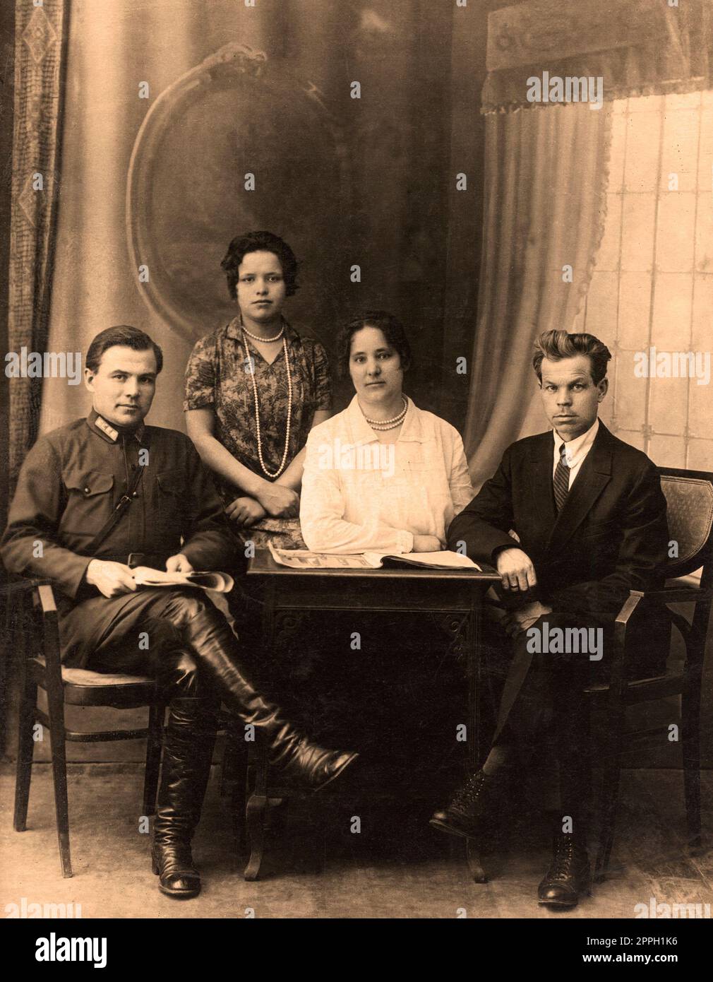 Group portrait hi-res stock photography and images - Alamy