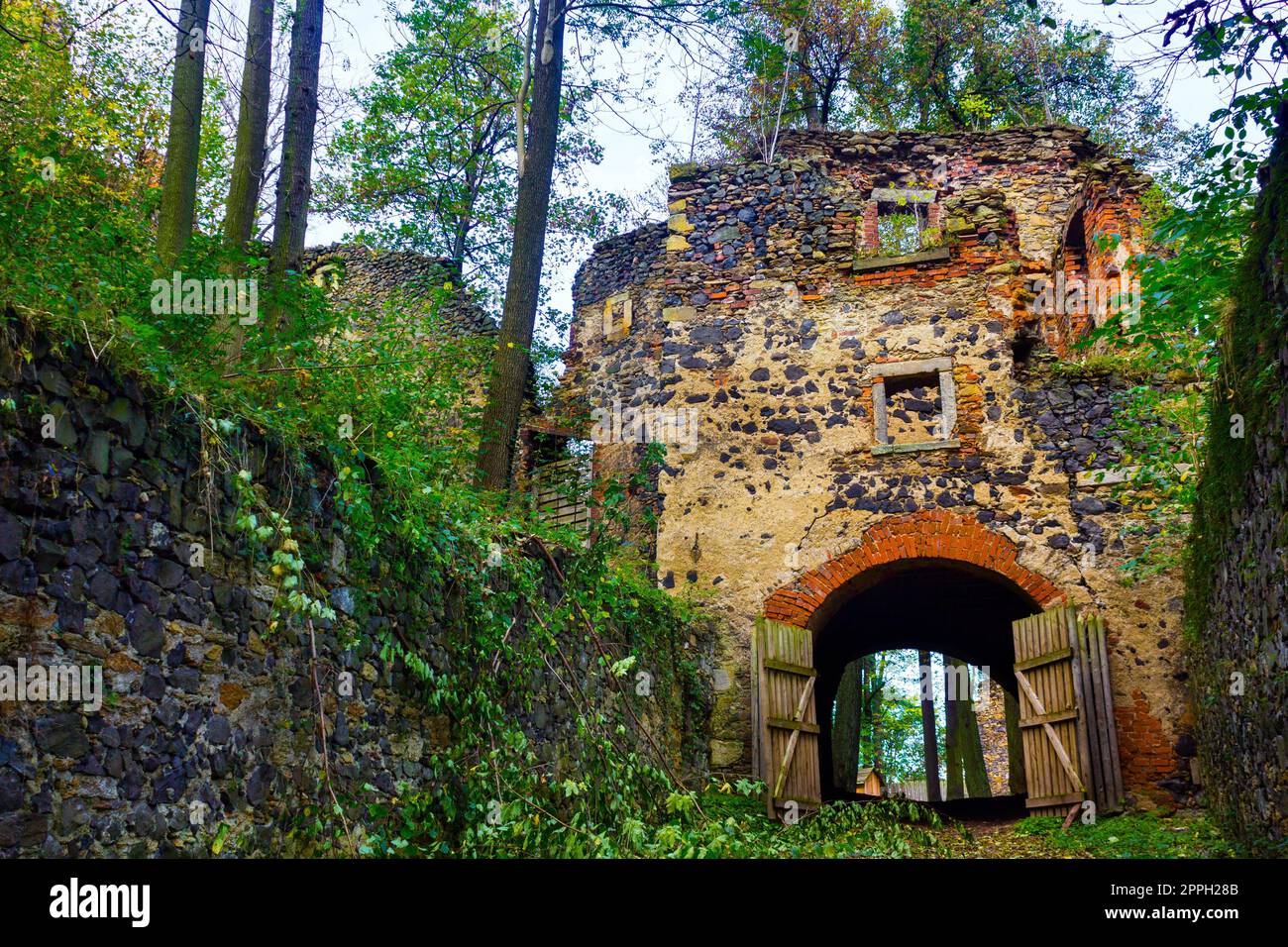 Gate entrance historical hi-res stock photography and images - Alamy