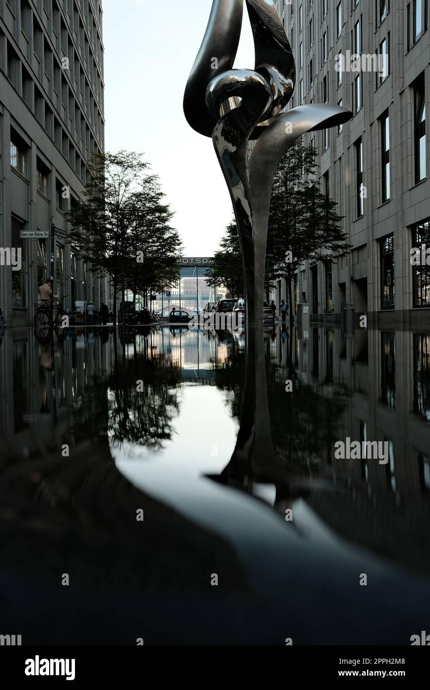 Sculpture vertical beautiful hi-res stock photography and images - Alamy