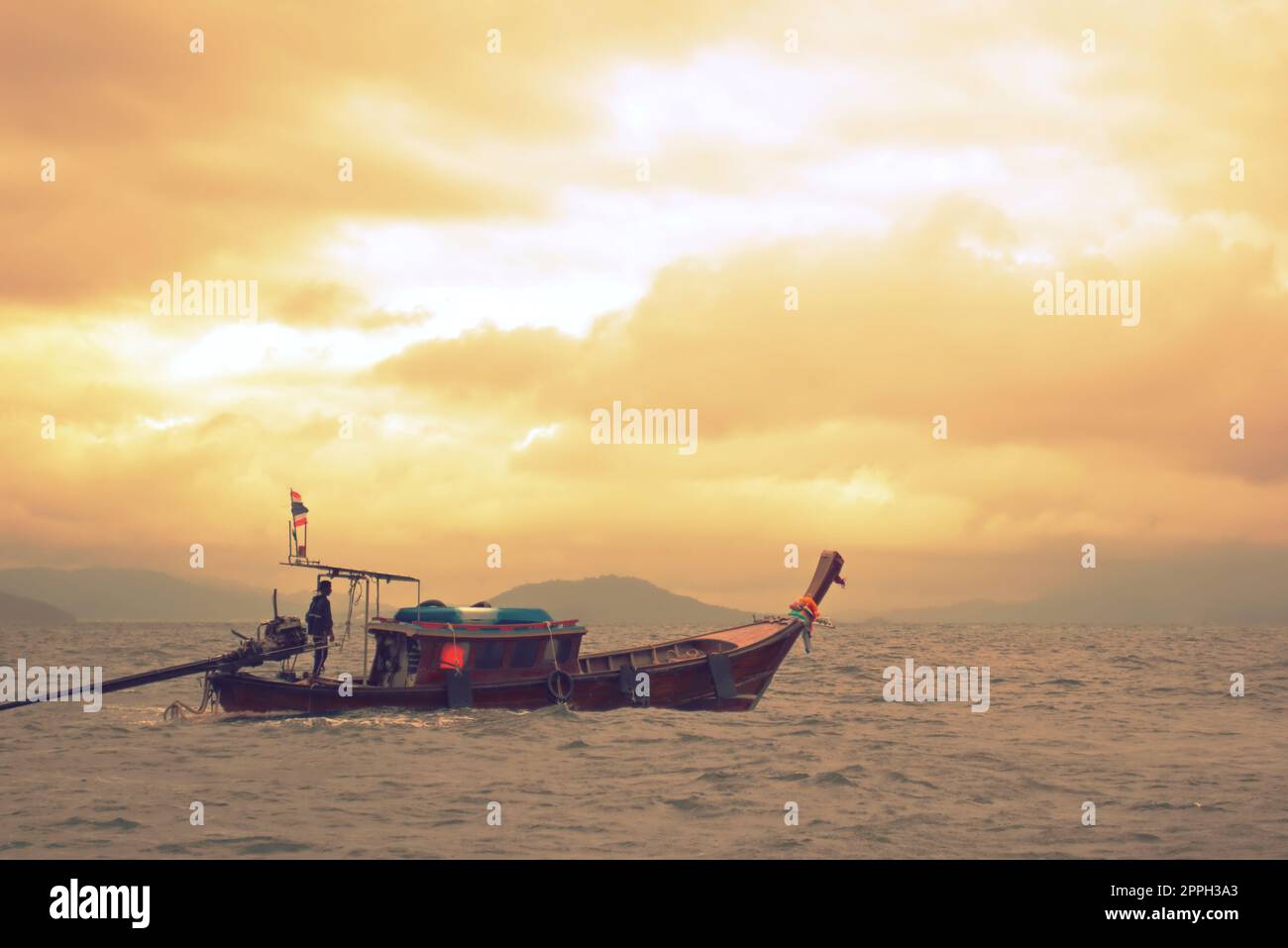 Boat sailing sunset hi-res stock photography and images - Alamy