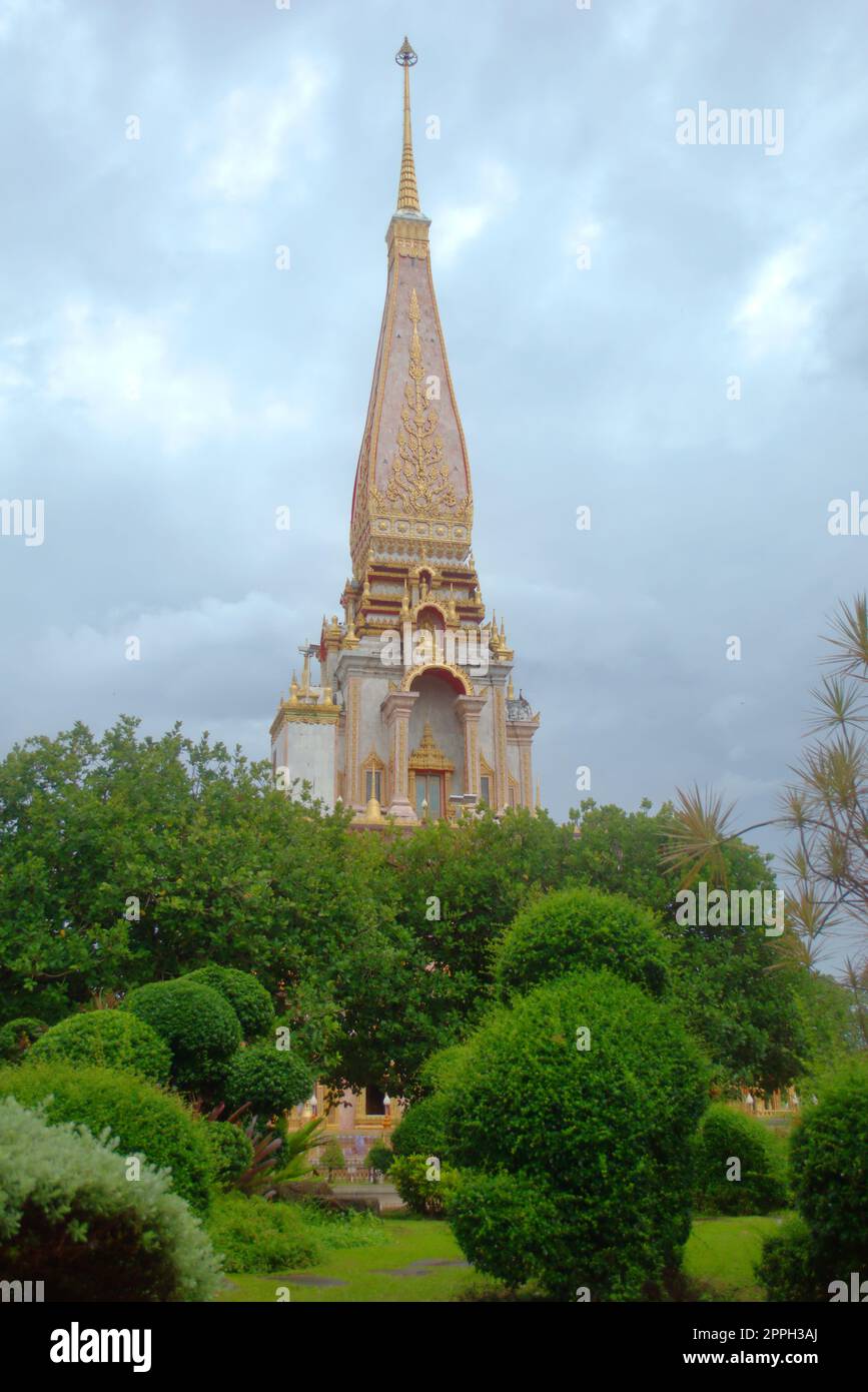 Wat Chalong Chedi, the tallest temple in the Wat Chalong complex ...