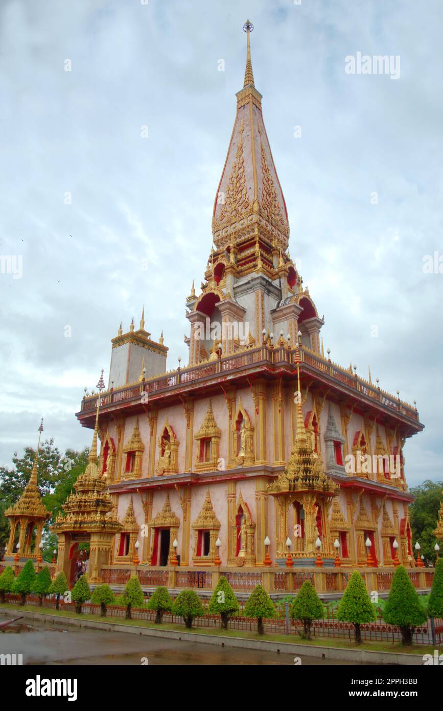 Wat Chalong Chedi, the tallest temple in the Wat Chalong complex ...