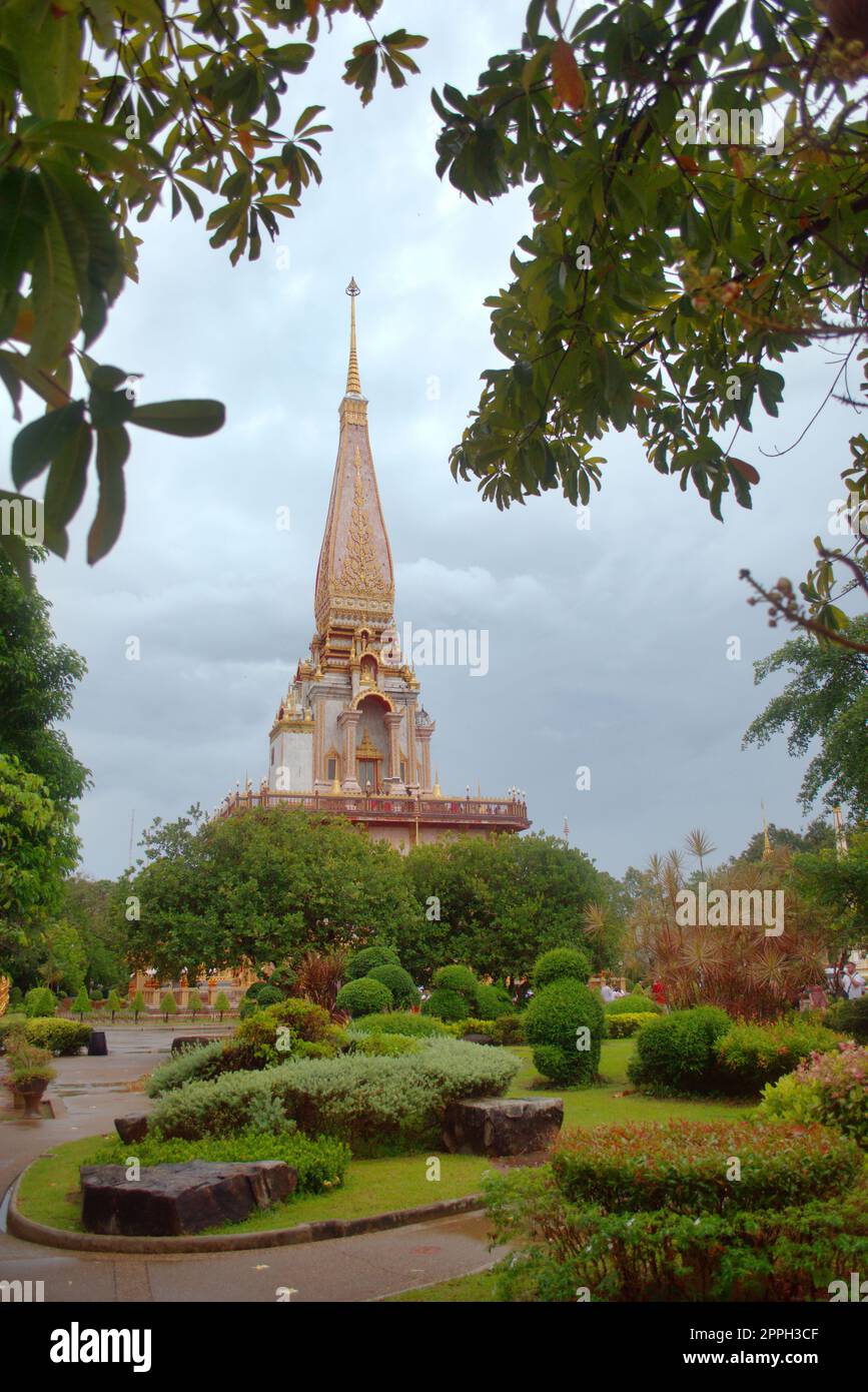 Wat Chalong Chedi, the tallest temple in the Wat Chalong complex ...