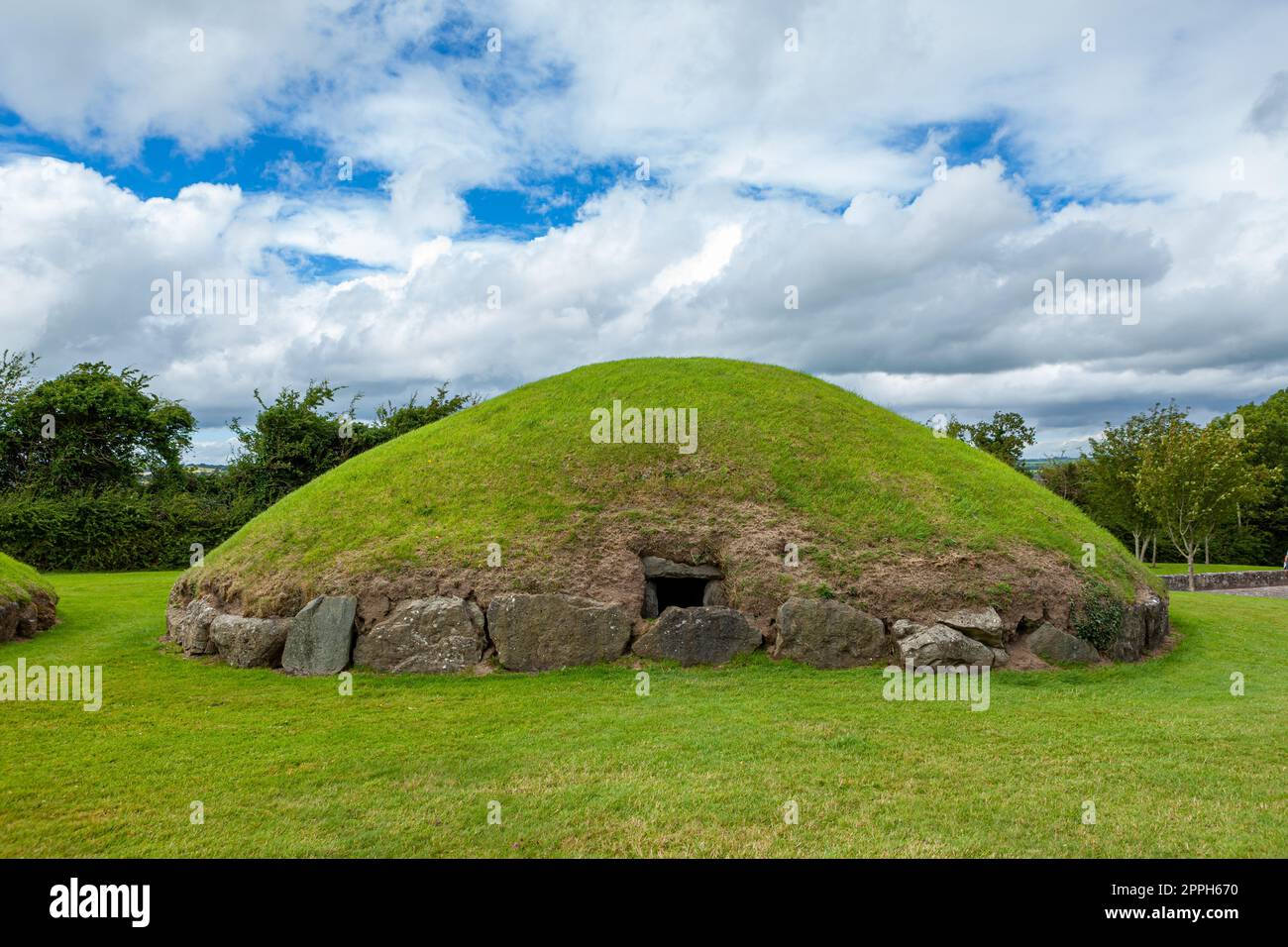 Newgrange burial chamber megalithic prehistoric tomb hi-res stock ...