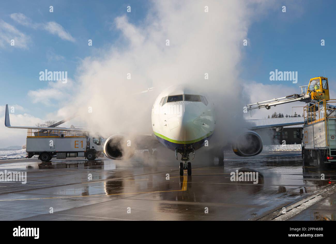 Plane deicing hi-res stock photography and images - Alamy
