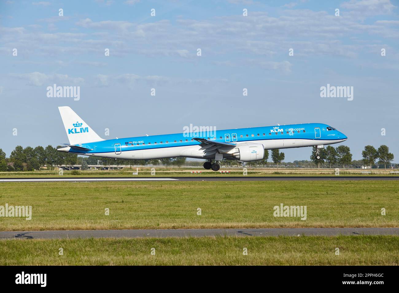 Amsterdam Airport Schiphol - Embraer E195-E2 of KLM Cityhopper lands ...