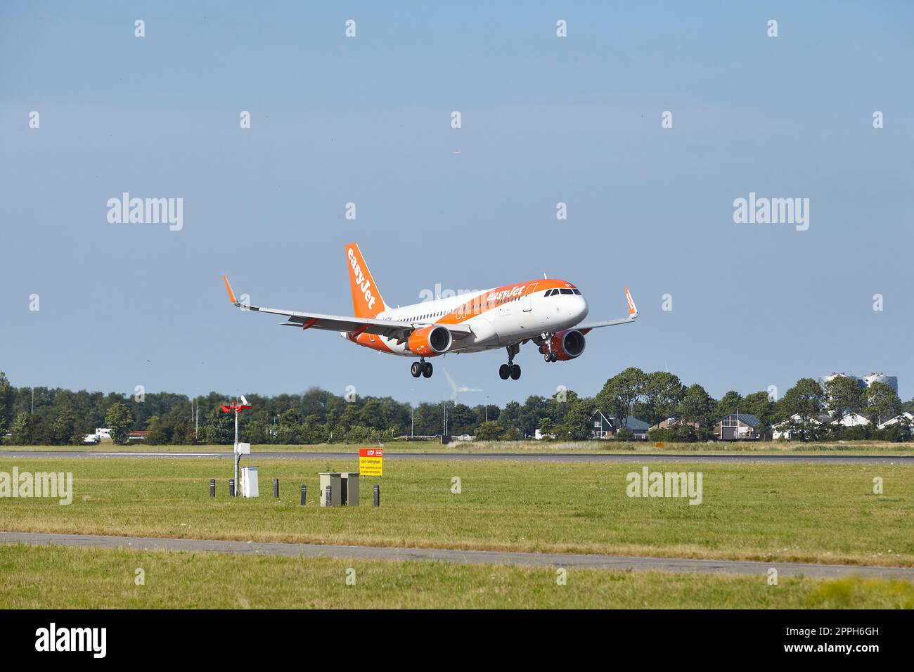 Amsterdam Airport Schiphol - Airbus A320-214 of easyJet lands Stock ...