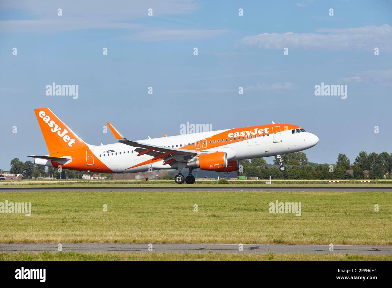 Amsterdam Airport Schiphol - Airbus A320-214 of easyJet lands Stock ...