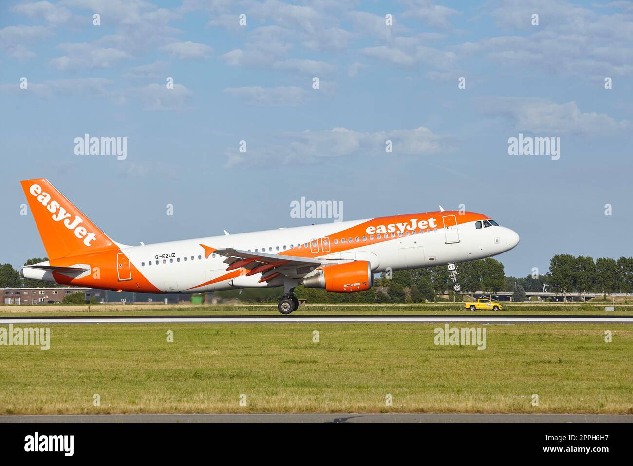 Amsterdam Airport Schiphol - Airbus A320-214 of easyJet lands Stock ...
